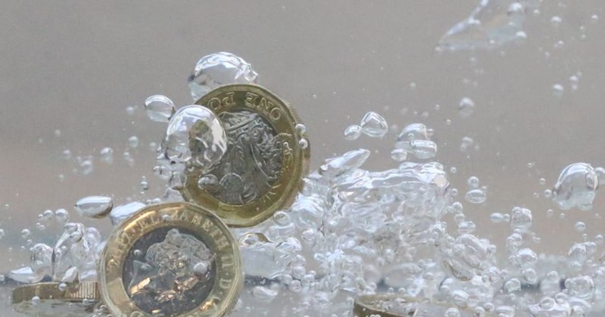 Pound Drops as Dollar Gains Strength Ahead of Fed Warsh Comments