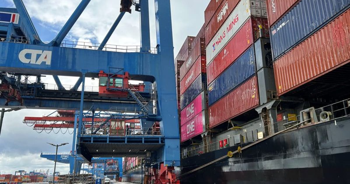 German Exports Rise Unexpectedly in April, Defying Forecasts
